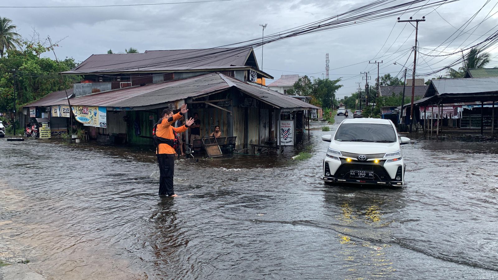 Diguyur Hujan Deras, Jalan Beliang Terendam Banjir - Kalteng.co - Selalu Update & Menginspirasi