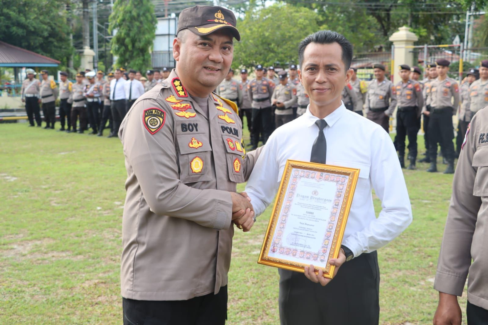 Personel Berprestasi Mendapat Penghargaan dari Kapolresta Palangka Raya - Kalteng.co - Selalu ...