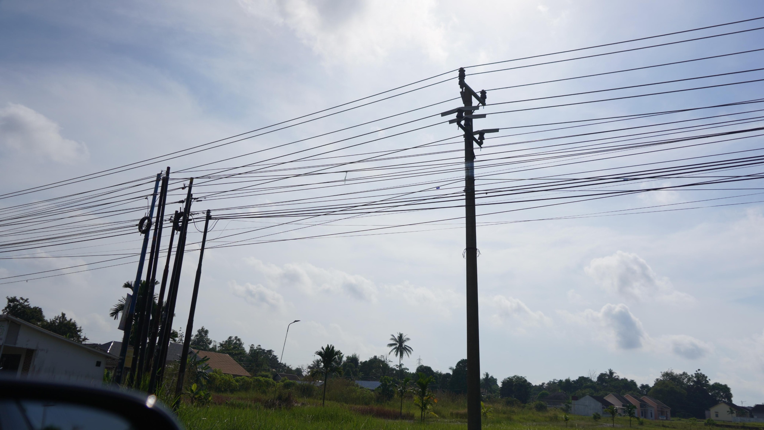 Waspada Kabel Semrawut: Ini Dia Ciri Khas Tiang dan Kabel Listrik Resmi ...